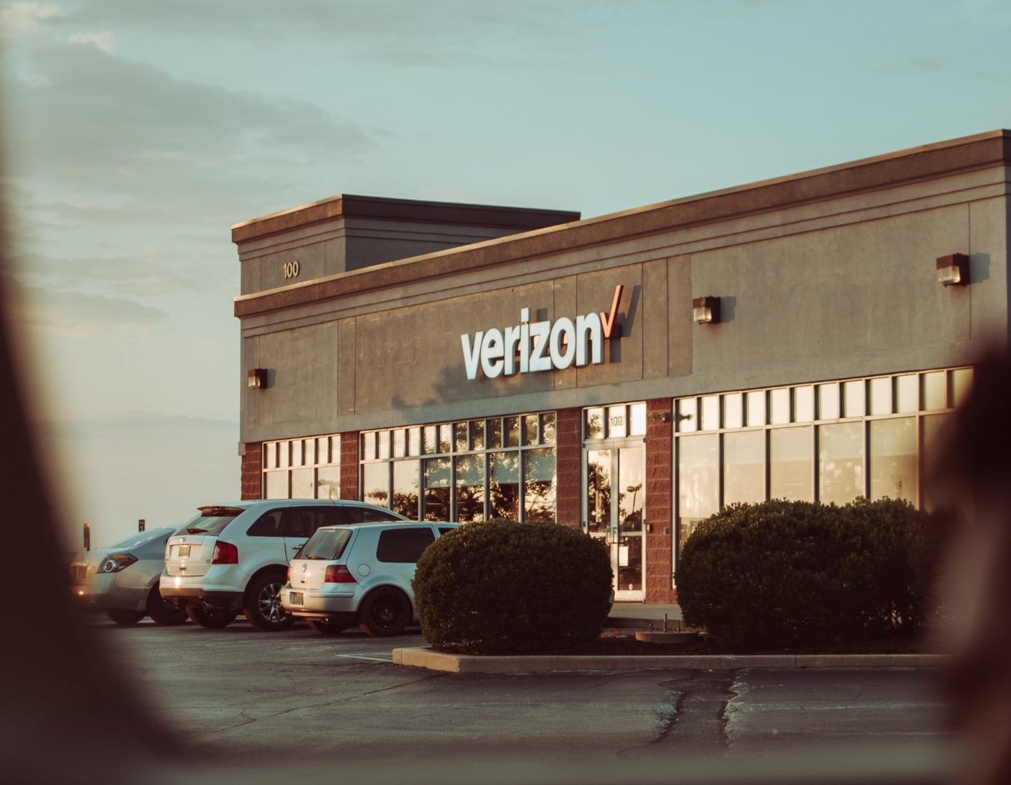 Verizon Stock Drops to Decade-Low After Decline in Profit and ...